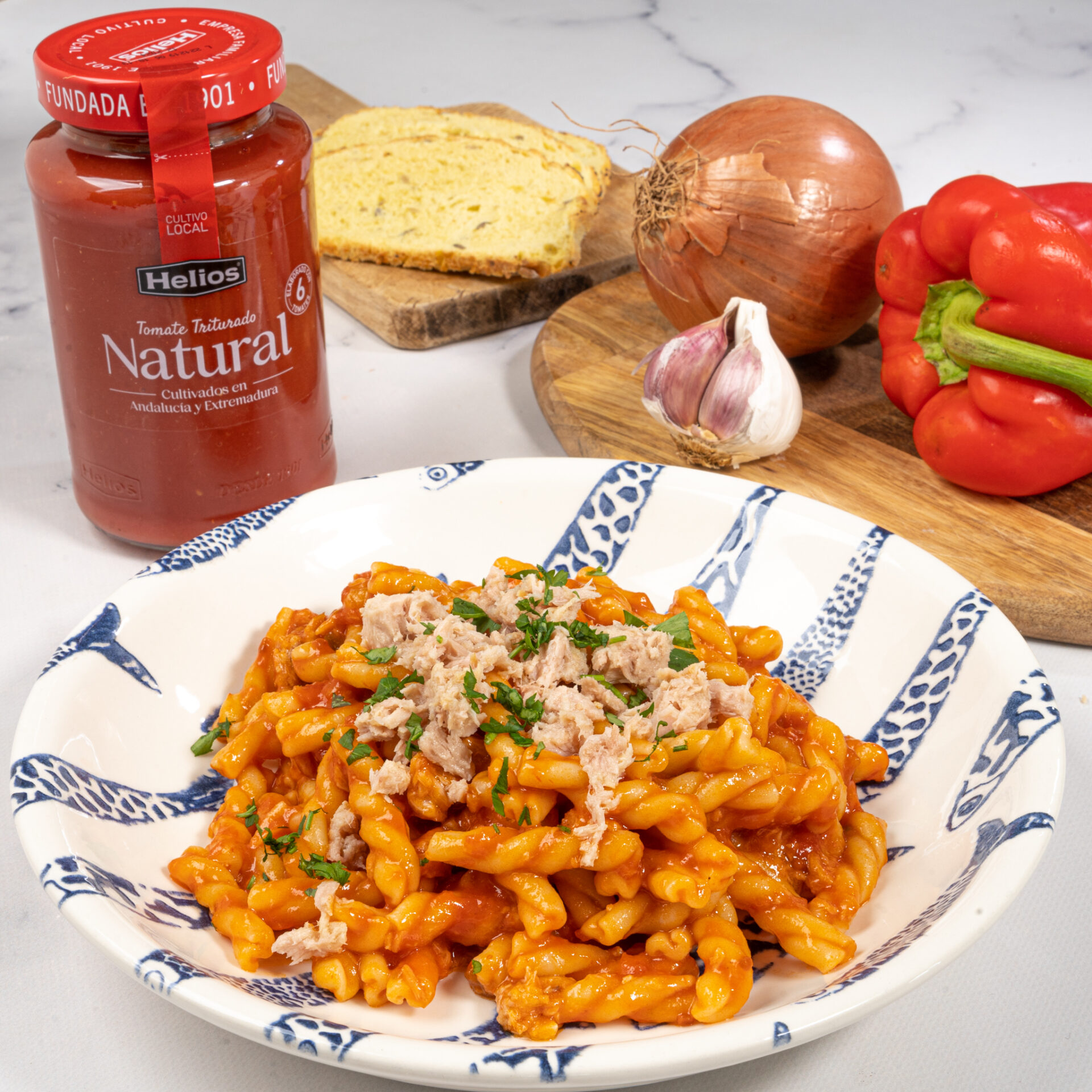 Macarrones con tomate triturado natural Helios y atún - Helios