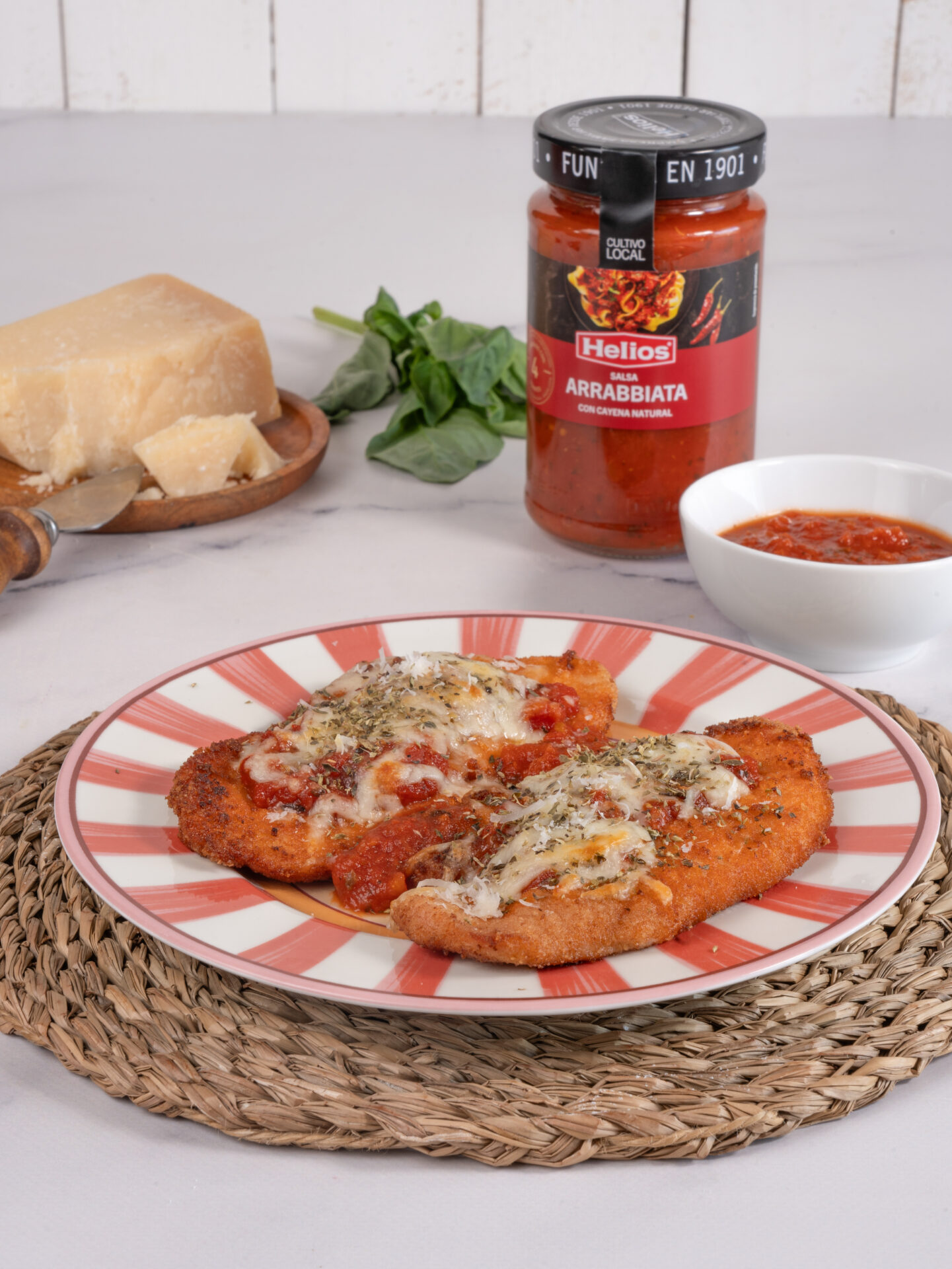 Receta de pollo a la parmesana con salsa arrabbiata | Helios