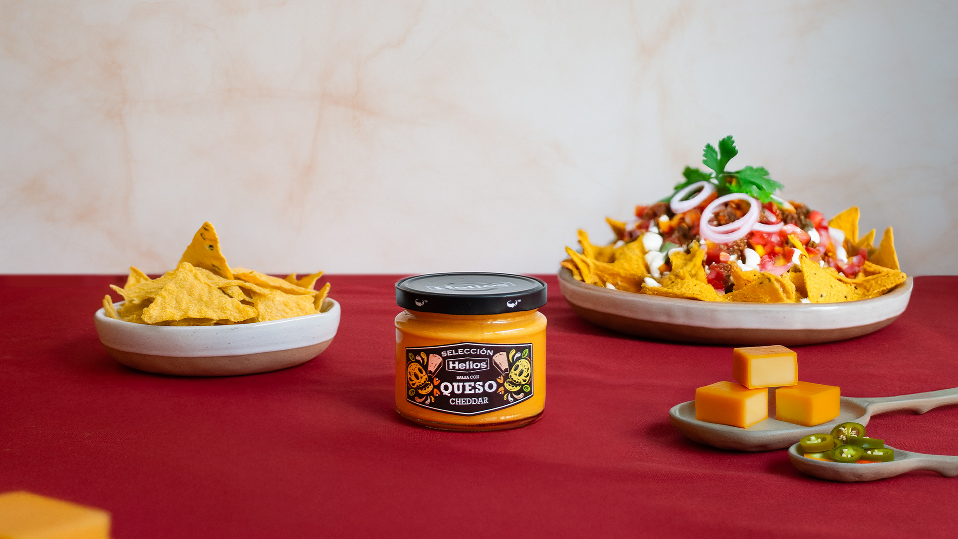Un “dipeo” de locura con nuestra salsa de queso cheddar - Helios